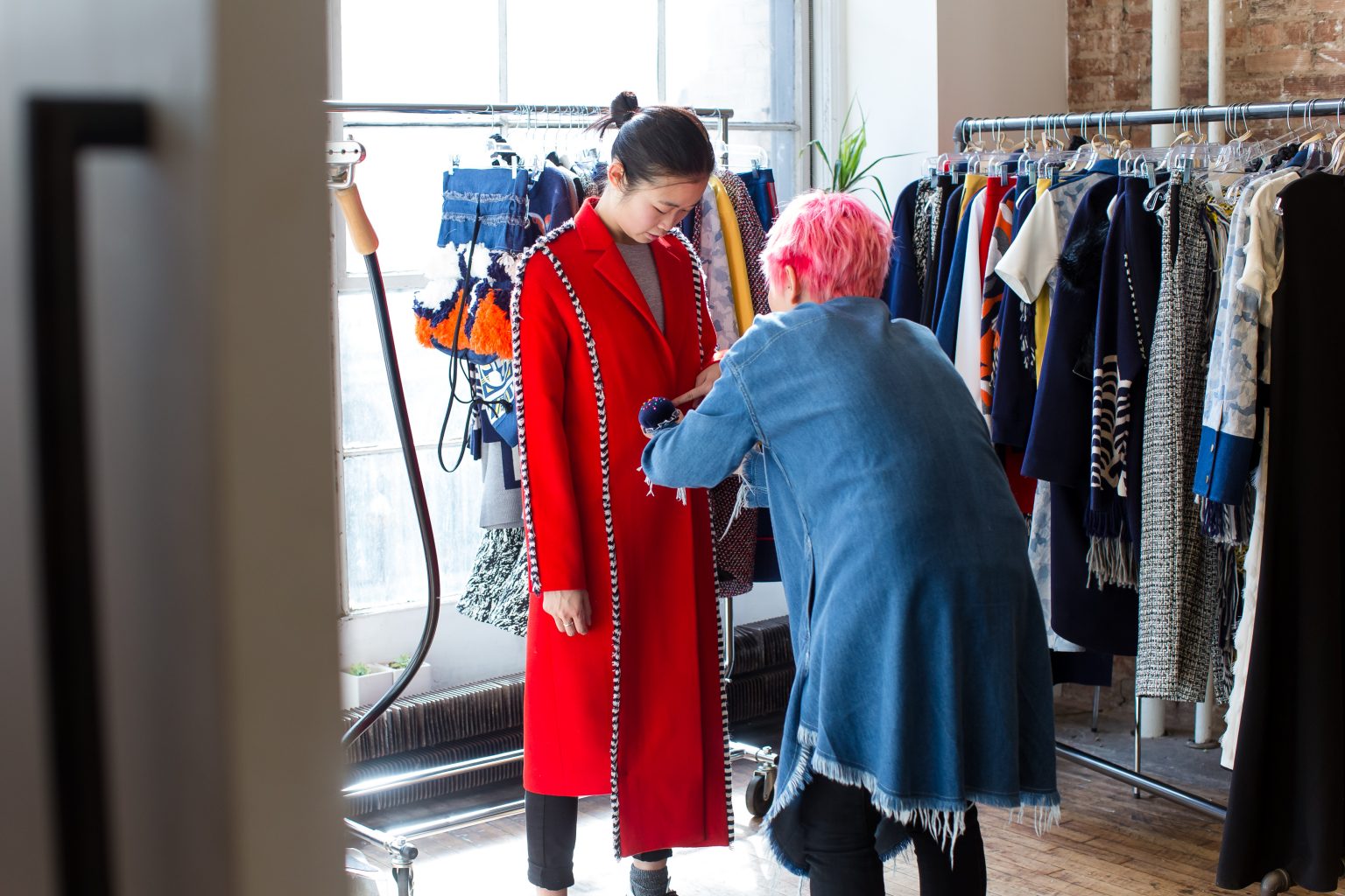 針織布上的時尚藝術 —— 本地時裝設計師 Cynthia Mak